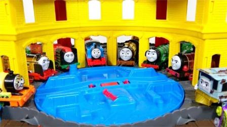 组装大型室内轨道,试玩电动小汽车