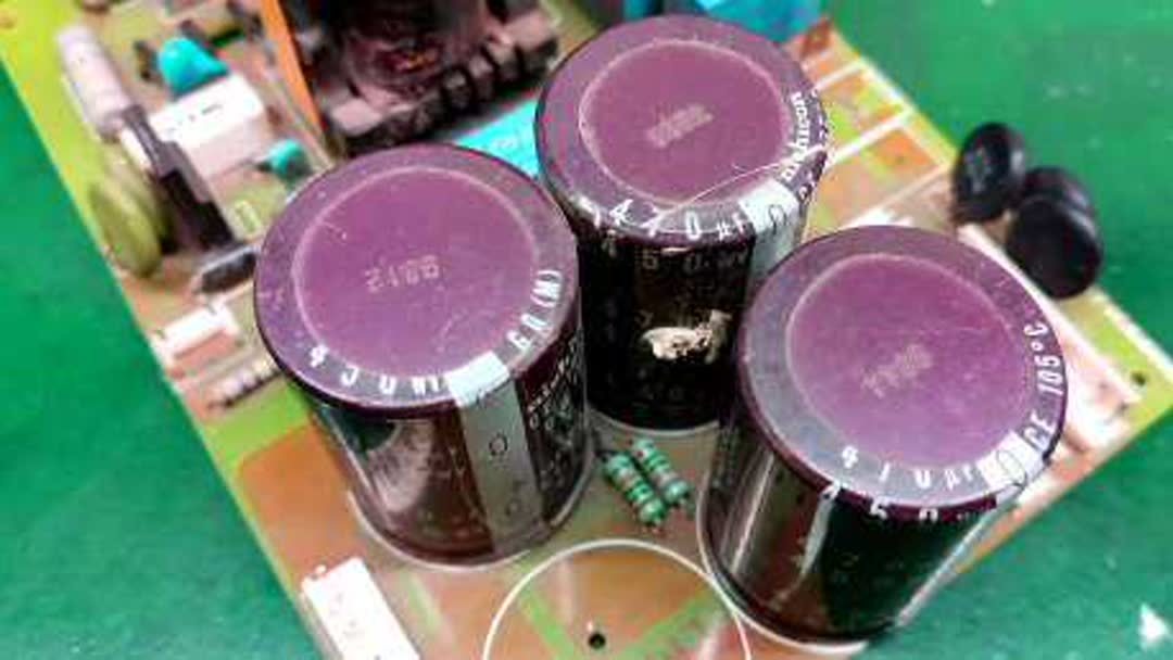 鹤立鸡群的主滤波电容,好认好找!就是它