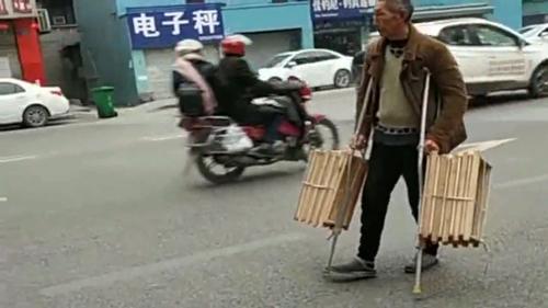 最新式的拐杖,既能装东西又能当拐杖,一物两用!