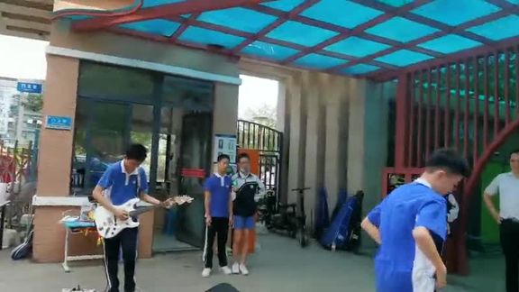 学校义卖活动,俩帅小哥神奇配合#记录校园生活 #户外唱歌