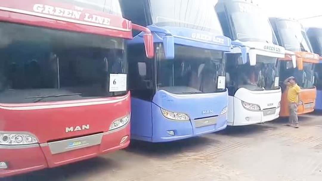 疑惑,这地方看似挺落后,大客车怎么全是德国品牌?