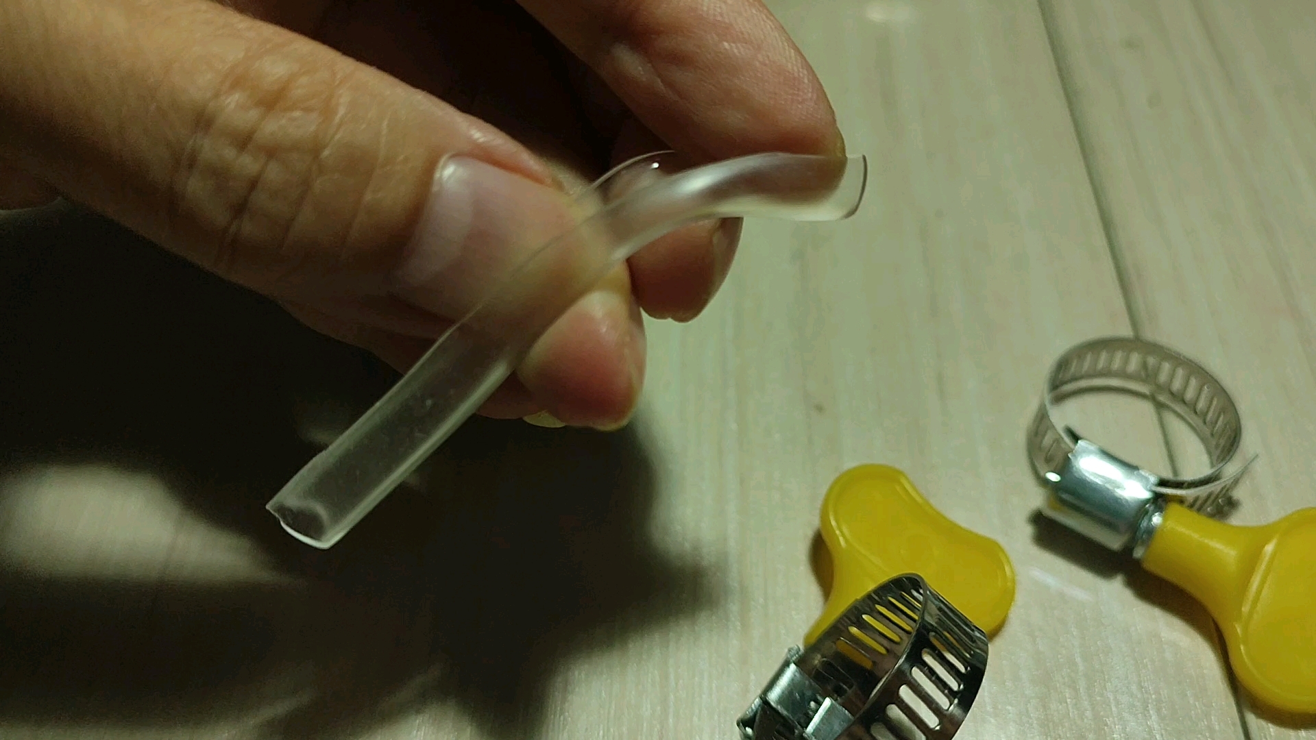 怎样让水泵出水囗(14mm)与波纹管(16mm)连接牢固?给我的上滤系统...