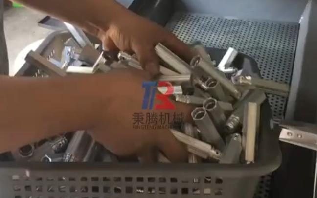 ...喷砂机,五金小工件表面喷砂处理,表面电镀氧化提升附着力及磨砂感