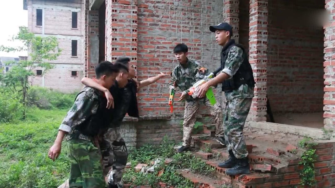 搞笑CS枪战系列-萌新挑战老司机美女