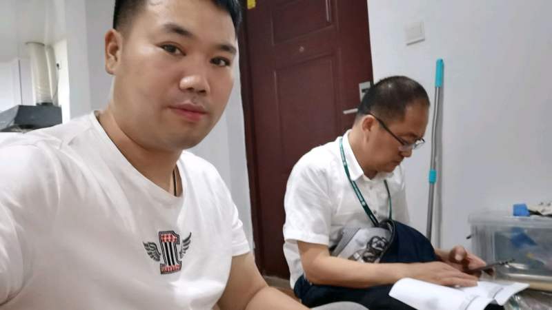 出门在外租房子住多可怜,二房东不交水电费,电管所来停水停电