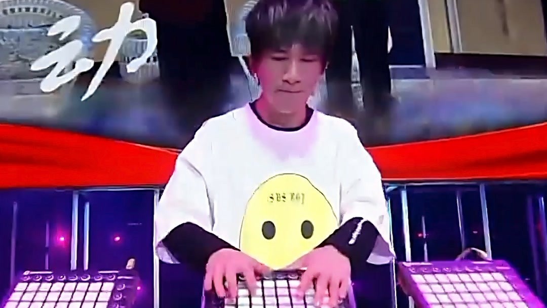 大张伟致敬春晚炸裂全场,观众互动嗨翻天!