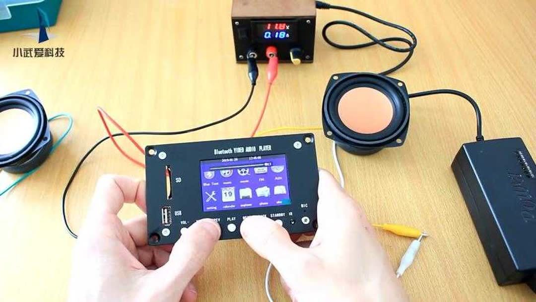 网上购买一个MP4模块,小伙脑洞大开改装成了一个音乐播放器