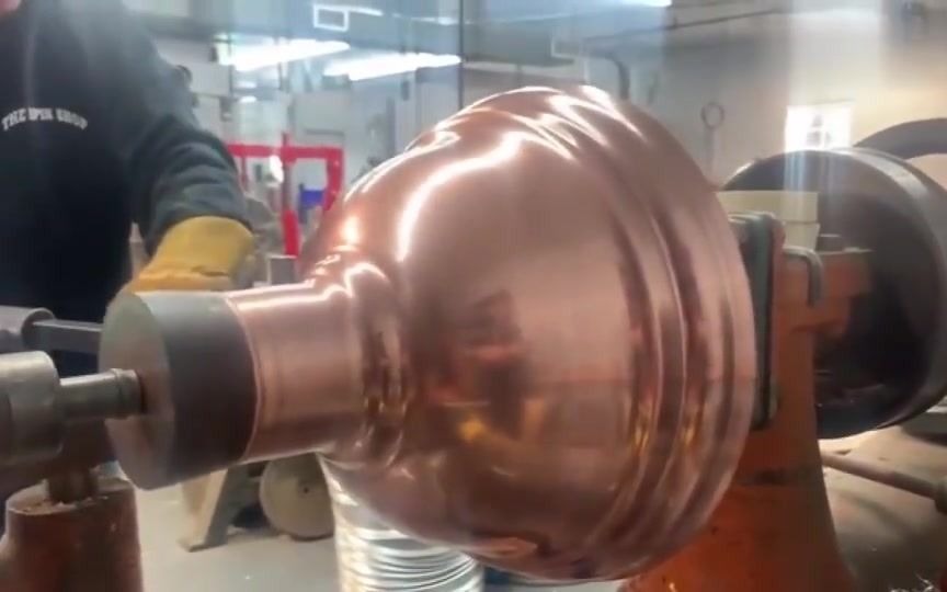 一块金属高速旋转,用铁棒一顶就变成想要的形状,这就是旋压技术