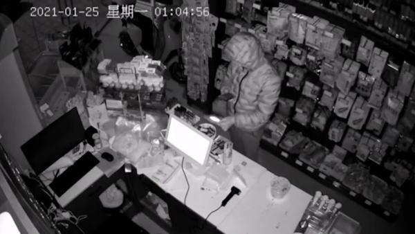 店主忘锁门,男子摸黑进店购物主动扫码付款