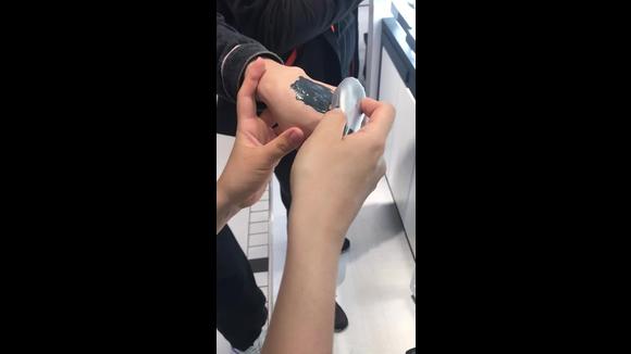 日本refa家的黑科技——面膜能被美容仪吸起来