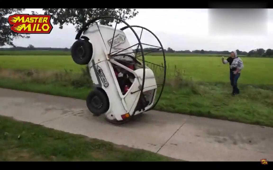 小哥设计出会“滚”的小汽车,这回不怕踩急刹了,根本不会翻车!