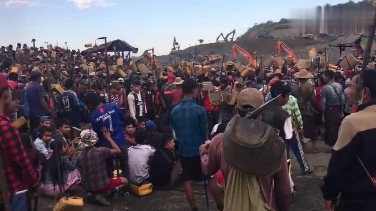 缅甸翡翠矿区实况,大批老缅疯狂抢夺莫西沙翡翠原石! (1)