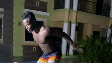 老外各种动作都是跳水姿势,最后属实让我傻眼,只能这样来避免尴尬!