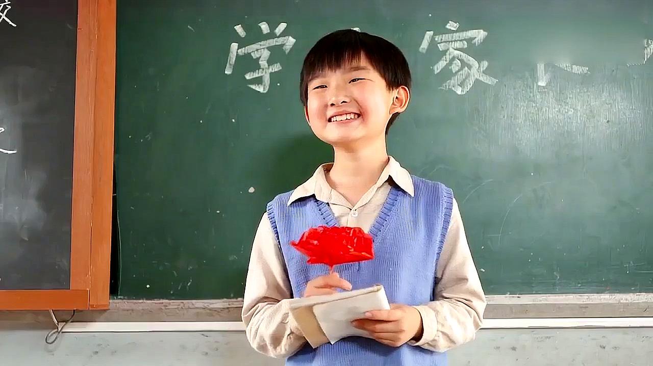 小草来替喜凤给侄子开家长会,谁料侄子的一番话竟感动全场!