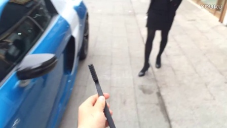 R8 汽车透明保护膜暴力测试