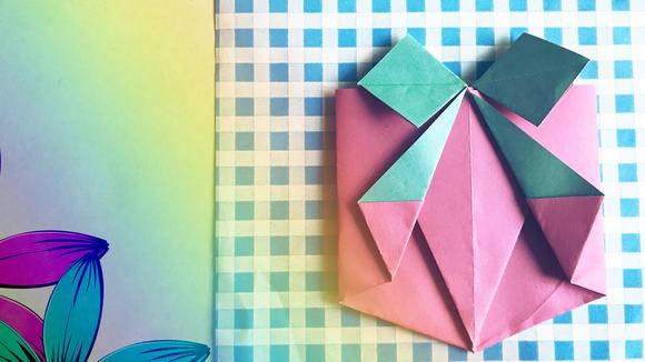 这款领带信封看起来很绅士,却有点俏皮,因为打的是蝴蝶结领带