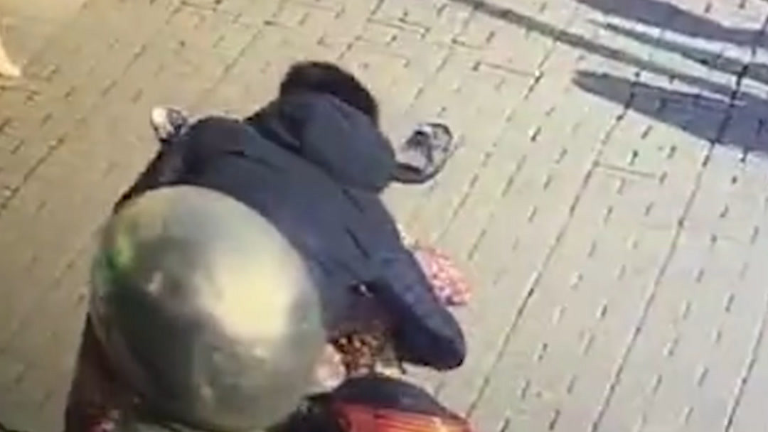 神秘蒙面男子显绝技 秒开电动车锁