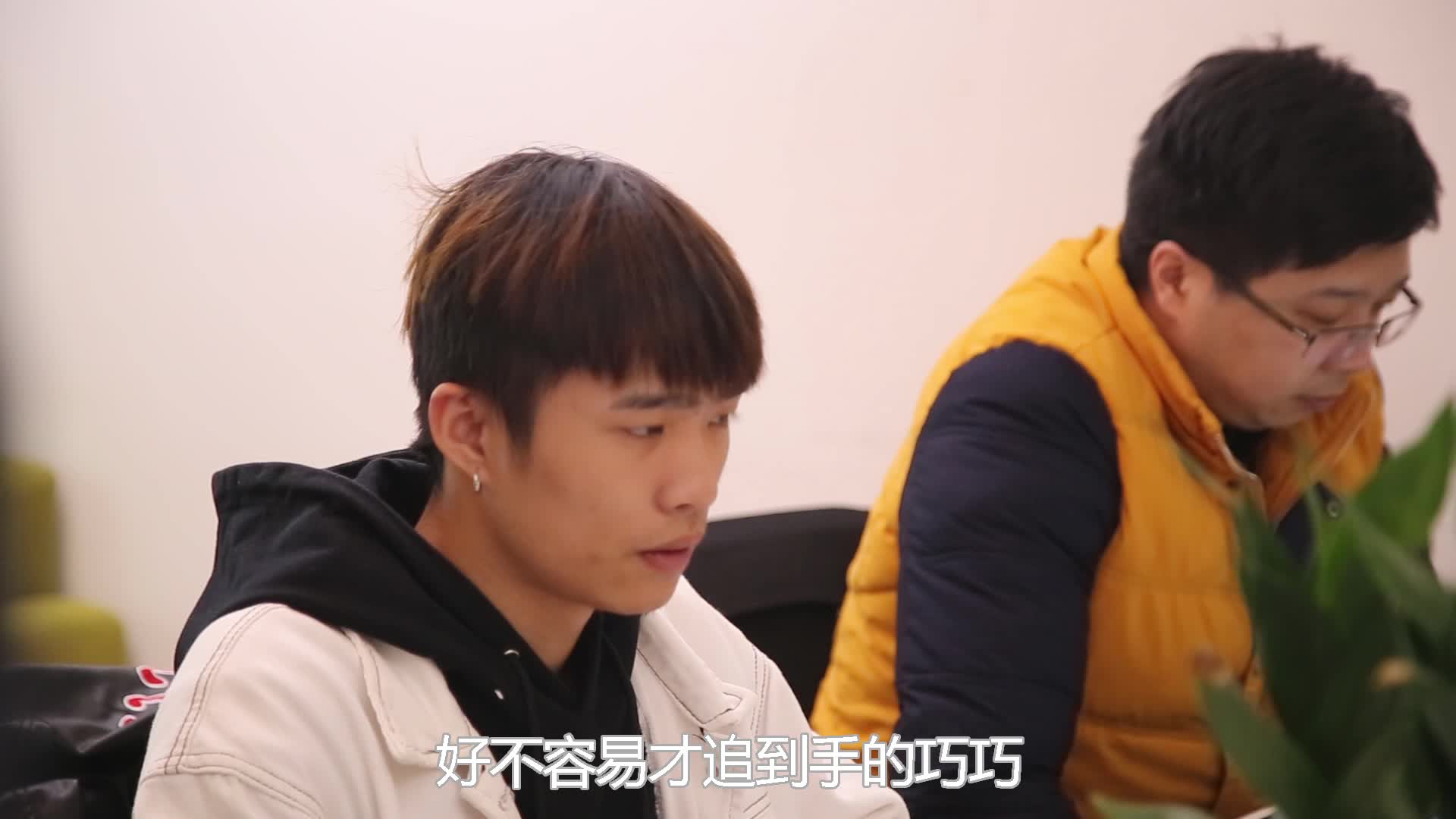 搞笑视频:经理开会训话,不准搞办公室恋情,结局尴尬了