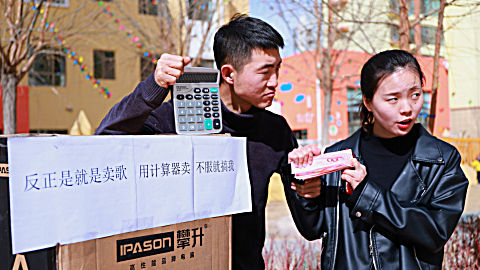 小伙用计算器弹歌曲,美女点完儿歌点情歌,小伙都能弹得出来