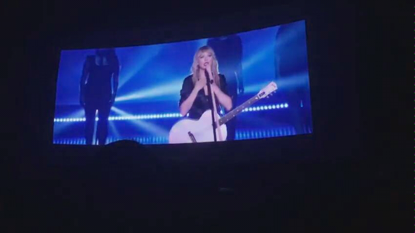 霉霉Taylor Swift在法国巴黎City of Lover主题演唱会演唱歌曲“Lover”...