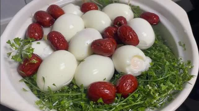 今天把院子的荠菜和鸡蛋煮水,三月三荠菜煮蛋赛仙丹!