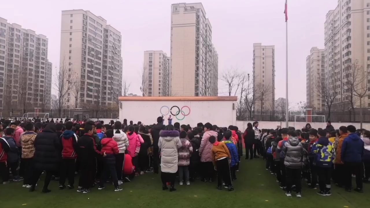 周一,3000多小学生参加升旗仪式