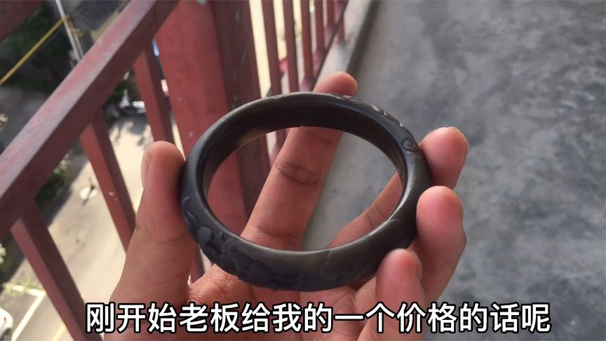 烟紫色手镯带有雕工虽然还没打磨抛光 但是整体效果不错 色泽老熟