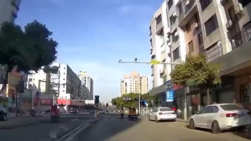 轿车快速经过路口,意外遇上电动车,瞬间相撞酿悲剧!