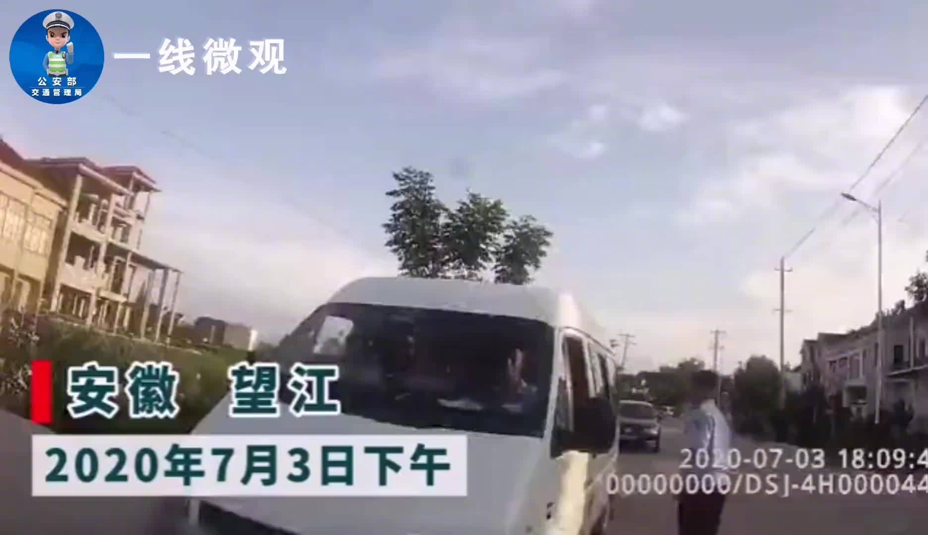 【严惩!6座面包车塞进了19名中学生】#关注暑期交通安全#