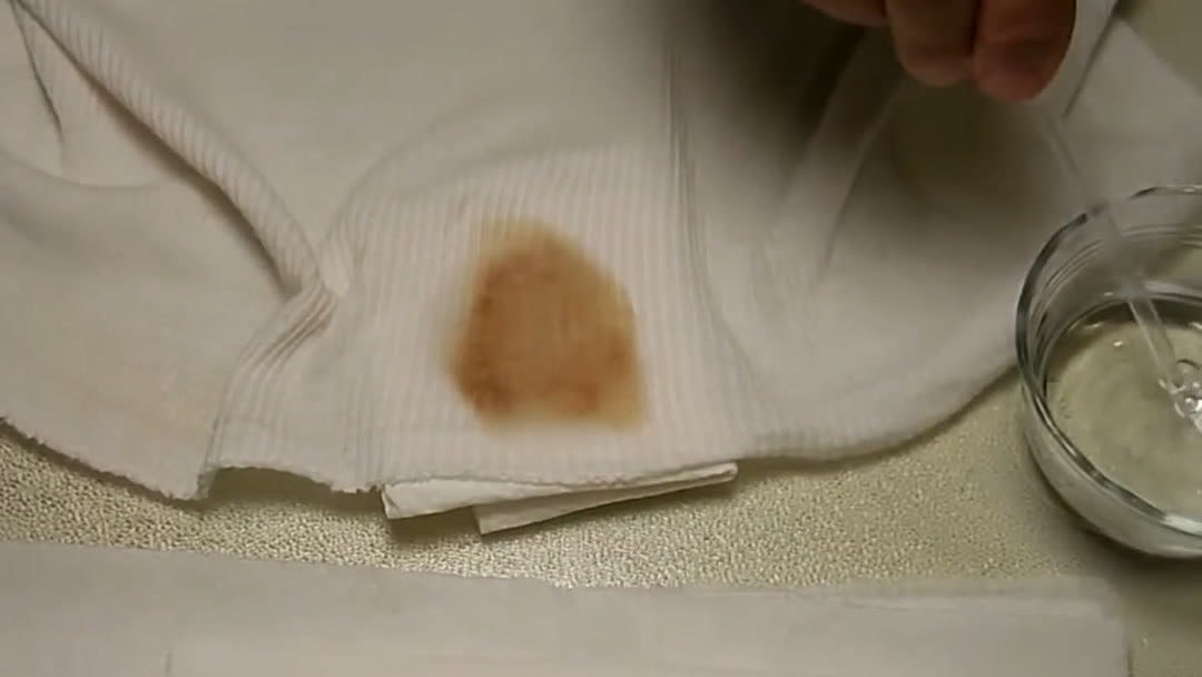 怎样把衣服上的油渍洗干净?教你几招,在家里快试试吧