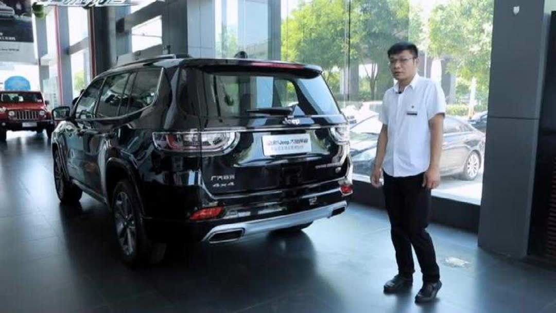 全新JEEP大指挥官,双出双排的排气管设计,增加了外观霸气
