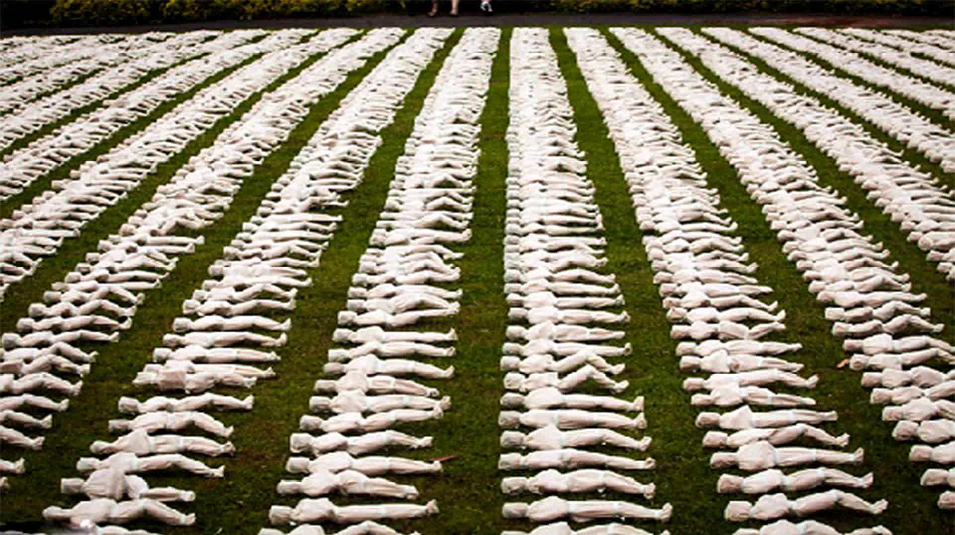 英国艺术家为展现战争残酷,花半年时间,做了19240具遗体模型