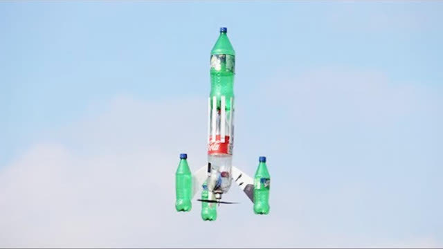 穷小伙买不起玩具,自己动手自制一台飞行器