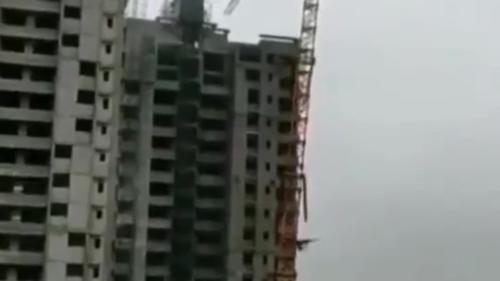 危险30层高的塔吊突然倒塌,希望没砸到人