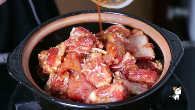 最近迷上了焗排骨,这样做肉嫩不塞牙缝,老公都夸我做得香