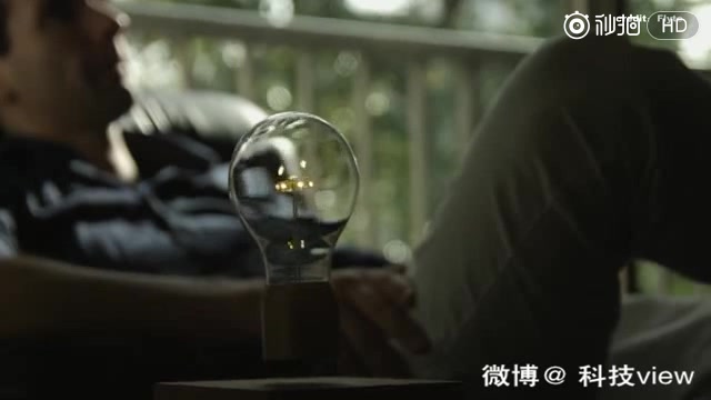悬浮的灯泡与时钟