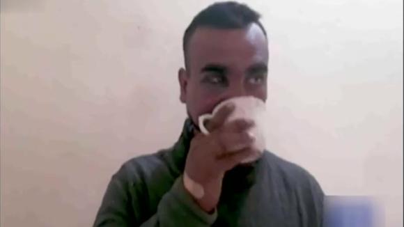 印军被俘飞行员在巴基斯坦享受高级待遇,边聊边喝茶,现场太和谐