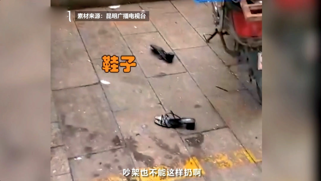24楼住户吵架将家中物品不断抛下 当事人:两口子吵架没有冲动