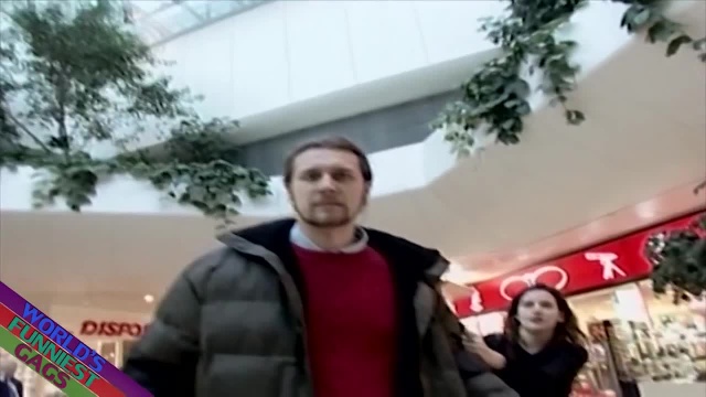 陌生人给老婆挠痒痒被老公抓现行 尴尬的恶作剧