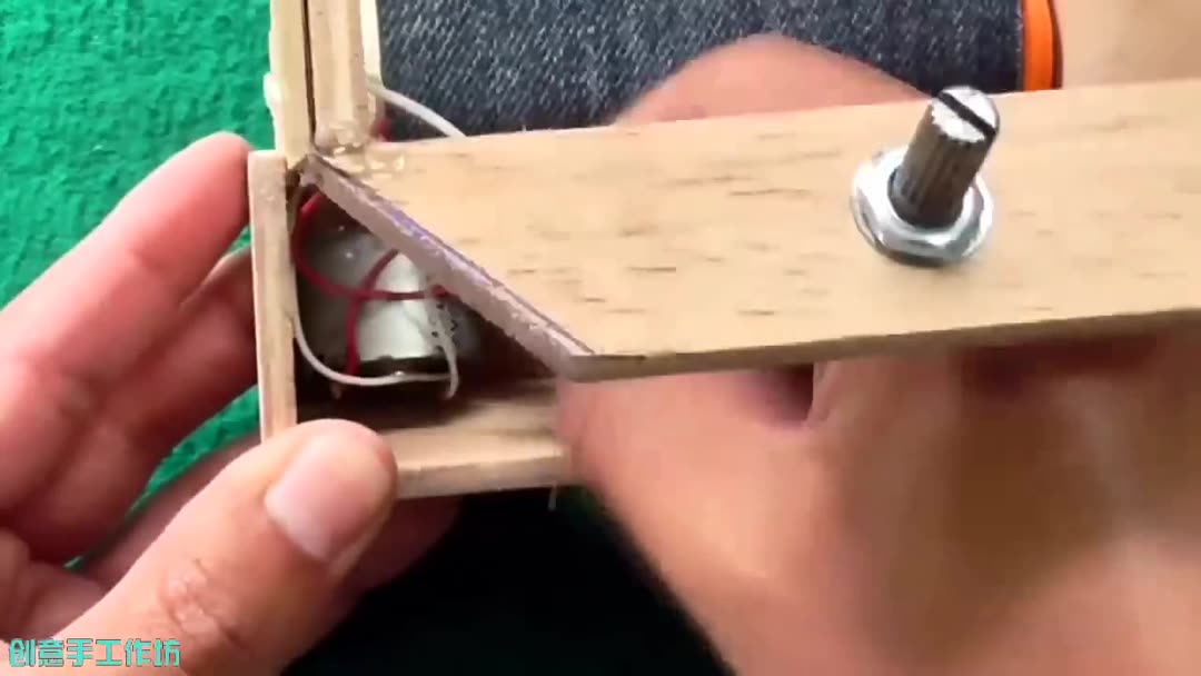 简单材料自己在家制作一个小型跑步机 手工DIY迷你跑步机模型