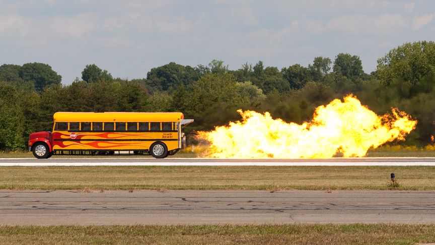 装了战斗机引擎的校车,时速590公里,比高铁复兴号还快