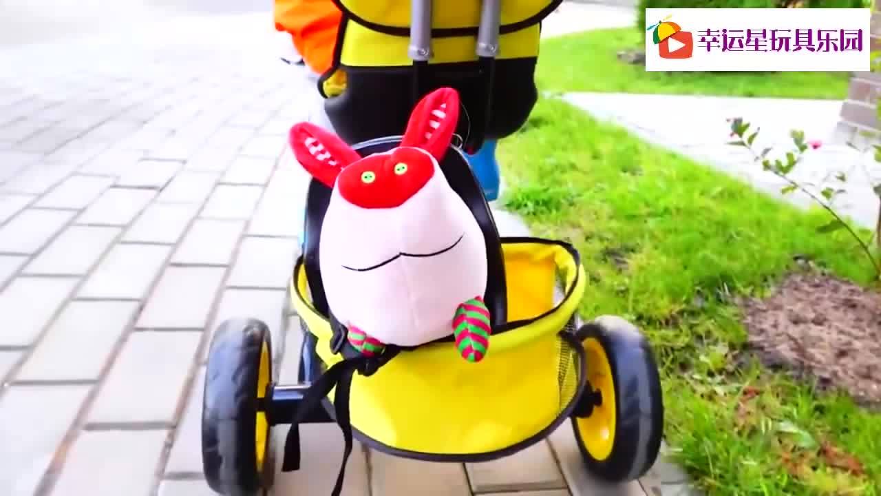 下雨了,萌娃帮助小动物们躲雨