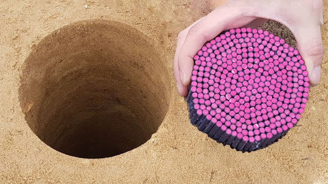 老外测试鞭炮威力,将数百个鞭炮放洞中点燃