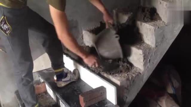 实拍小伙子用混凝土砌楼梯,这要学多久才学得会?