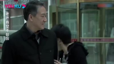 老丈人带回一个跟女儿长的一模一样的女孩,女婿直接吓懵,太像了