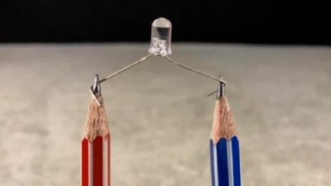 利用笔芯(石墨)导电原理制作的发光二极管手电筒!