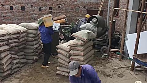 带大家见识一下农村盖房子现浇房顶,有些地方中午还管饭