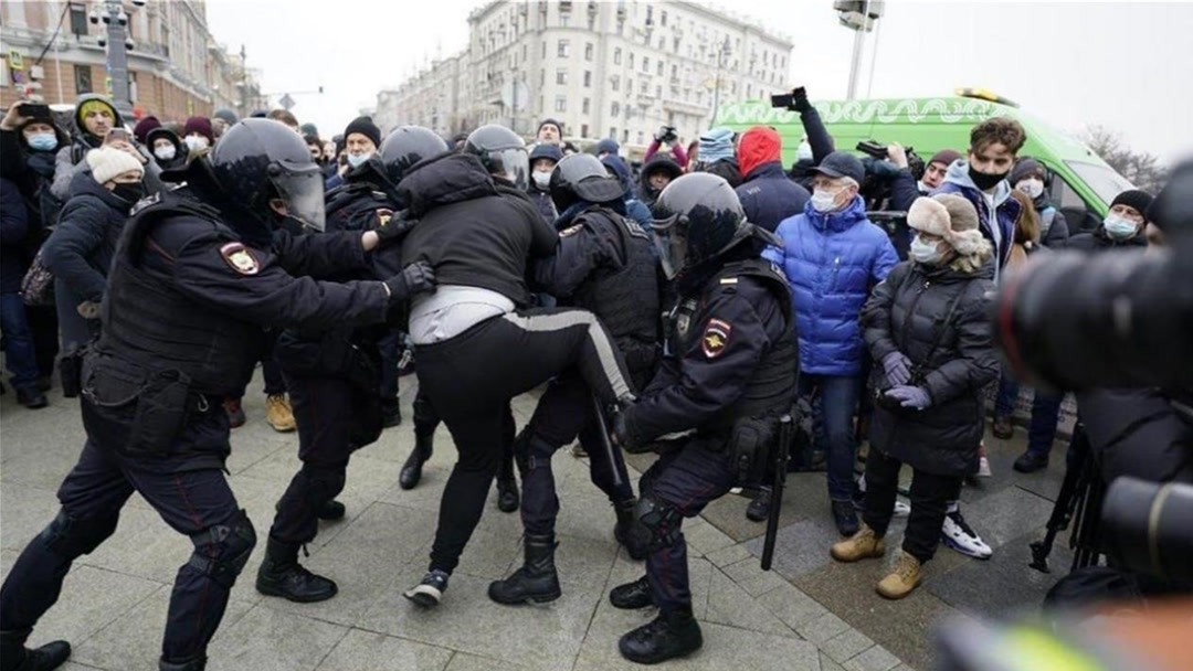 拜登对俄罗斯出手了?数万民众围攻莫斯科,普京下令:绝不姑息