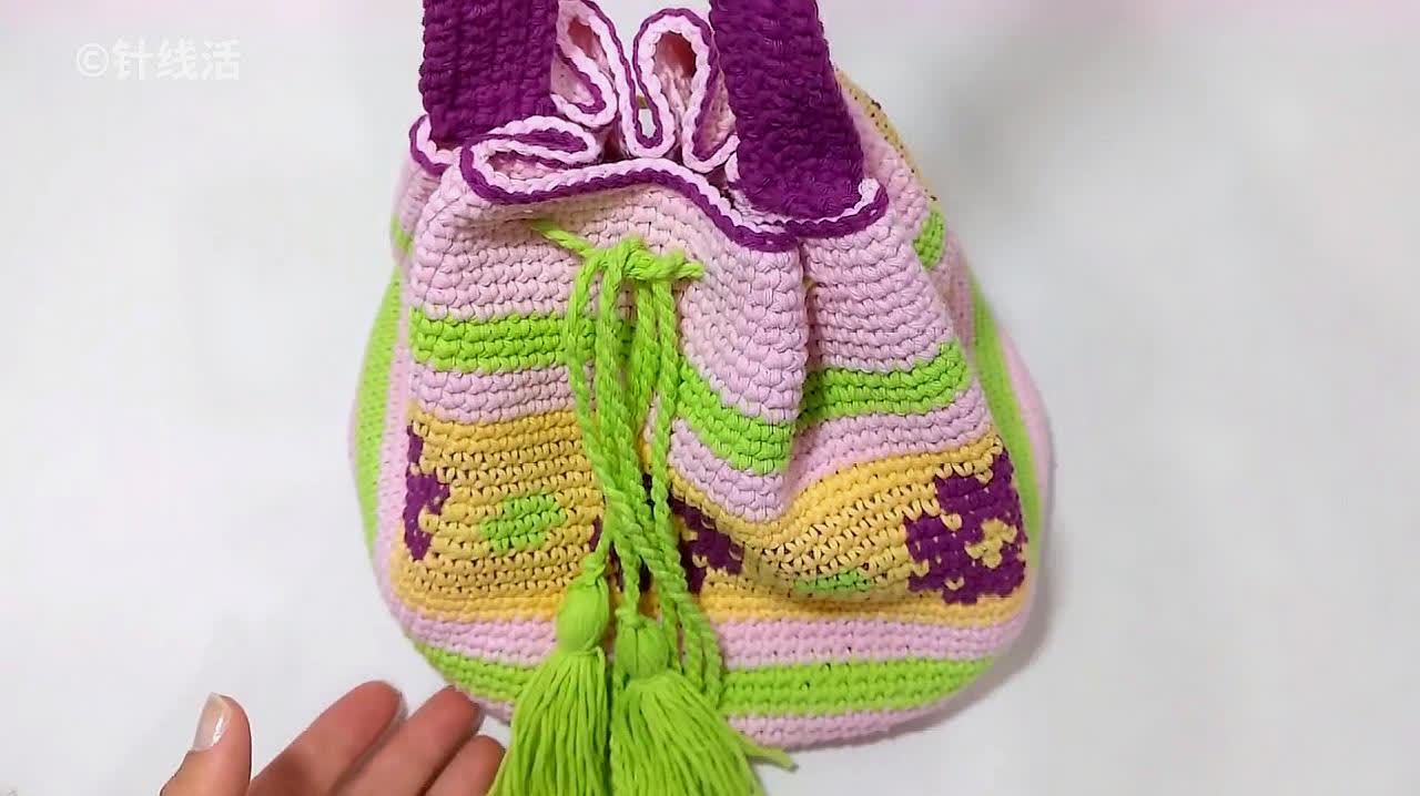 喜欢针织包的朋友们有福啦,用彩色毛线钩织的包包,做出来好看