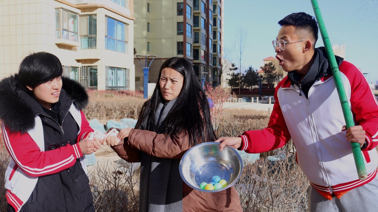 校园小游戏,隔空抓乒乓球,不料学生用一根棒子做到